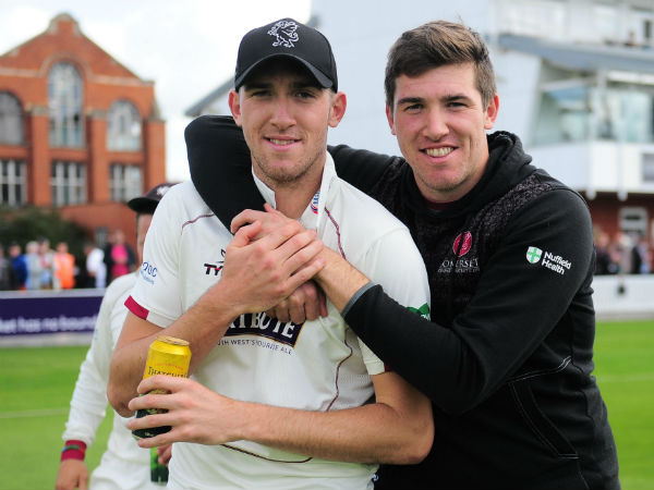 69 साल बाद क्रिकेट के मैदान पर जुड़वा भाइयों ने दोहराया इतिहास, देखें ...